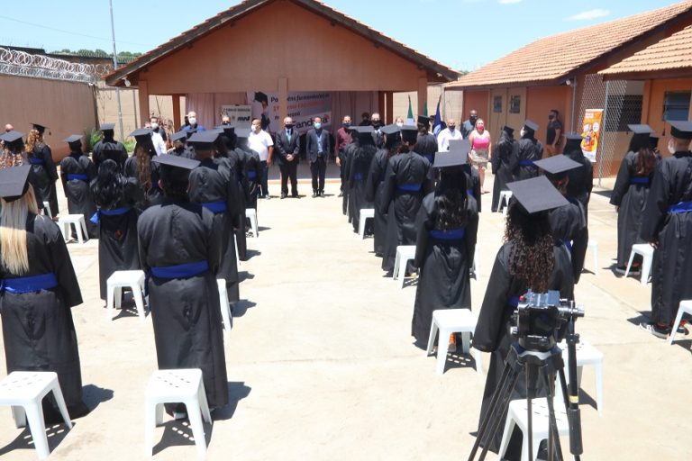 60 mujeres graduadas de un curso de formación profesional en el ...